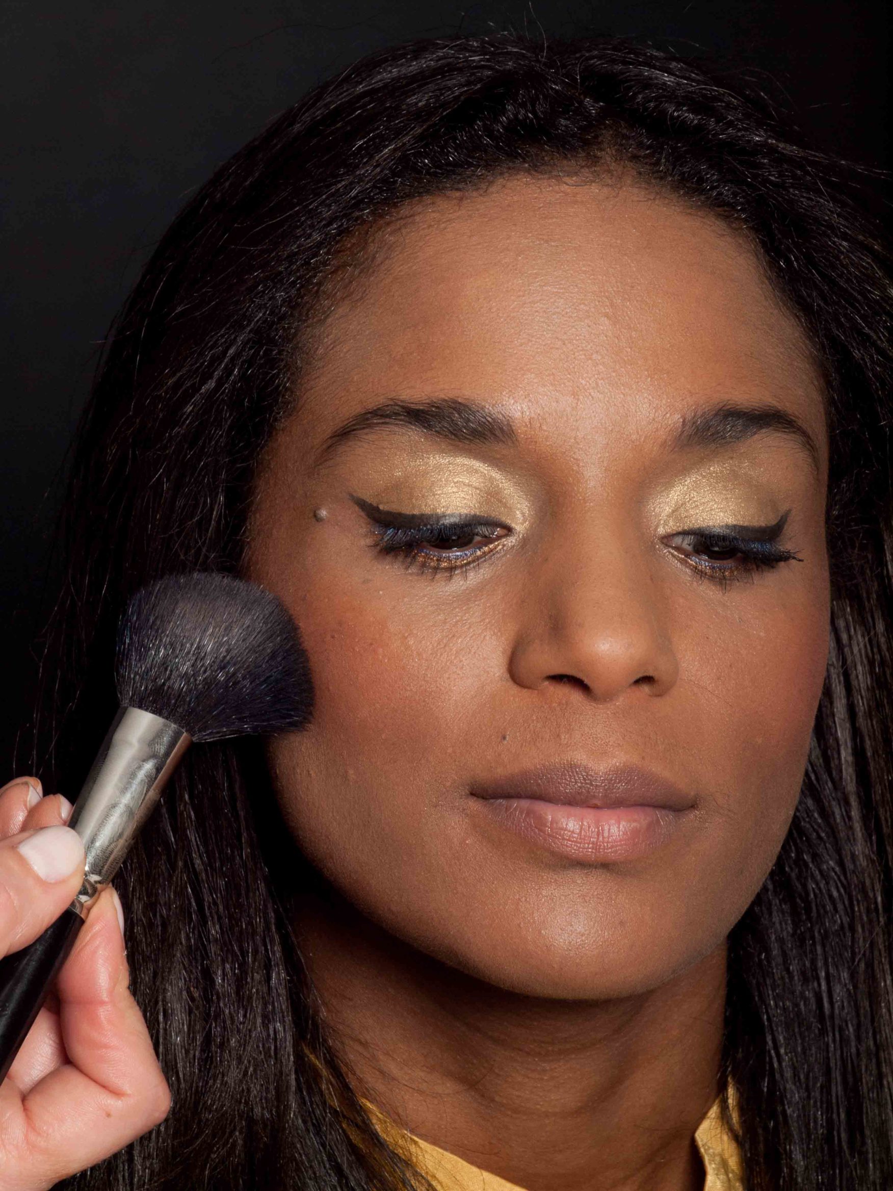 Strahlen wie eine goldene Göttin - Schminkanleitung » Perfekt Schminken